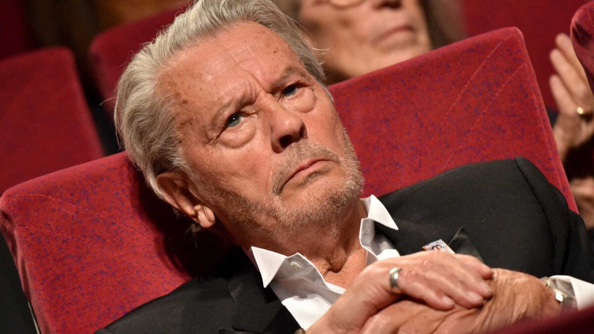 Anthony Delon accusé d’avoir remplacé "le traitement médical vital" d ...
