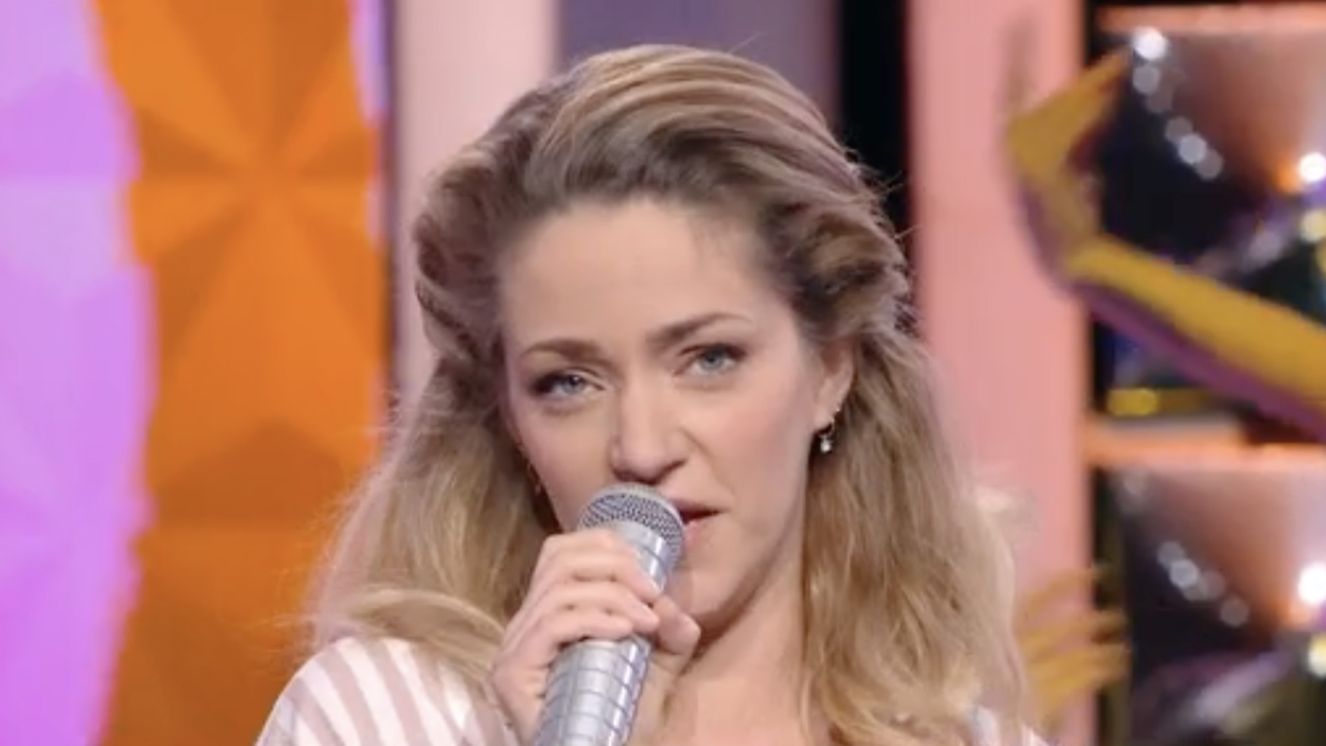 N'oubliez pas les paroles (France 2) : Karine lit-elle les commentaires ...