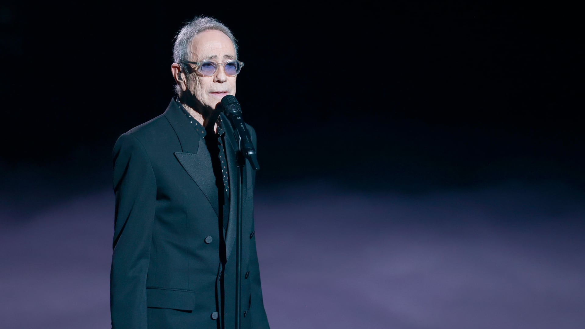 "Enfin guéri" : Alain Chamfort raconte sa bataille contre le cancer des ...