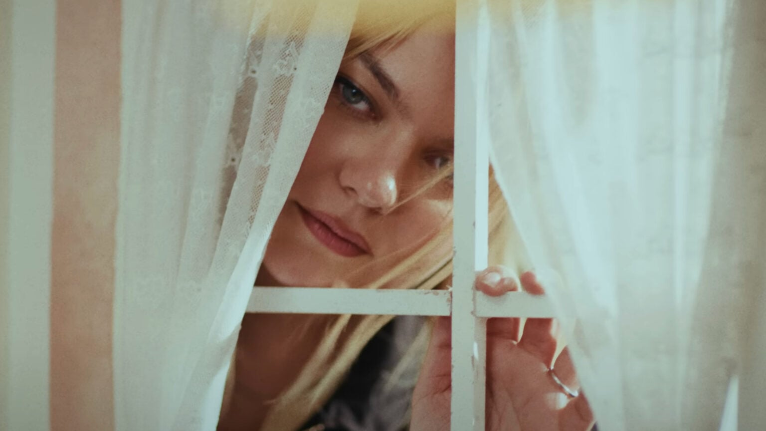 Eurovision : Louane dévoile le clip événement de Maman, la chanson qui ...