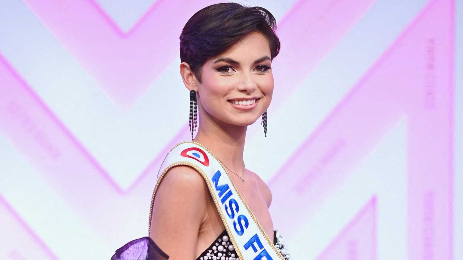 Miss Univers 2025 : Ève Gilles, Miss France 2024, représentera la ...